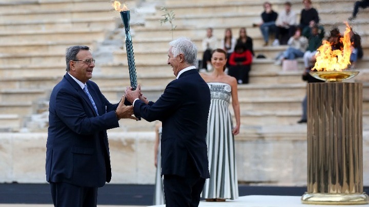 Στους διοργανωτές του «Μιλάνο-Κορτίνα 2026» παραδόθηκε η Ολυμπιακή Φλόγα